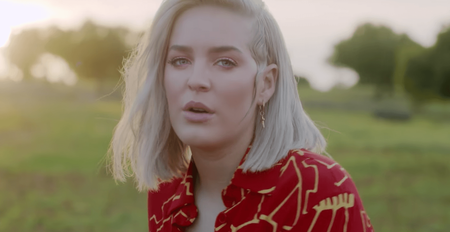 Anne-Marie, la voix de l'infernal "Rockabye", revient avec une nouvelle ...