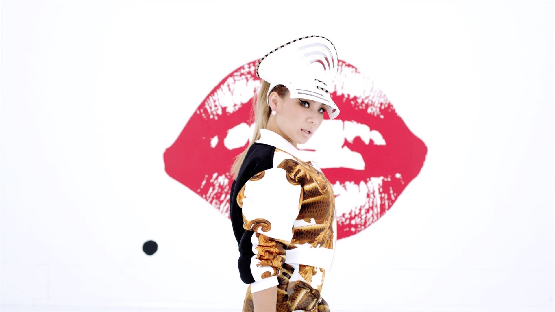 CL "The Baddest Female" | Club Corbeille